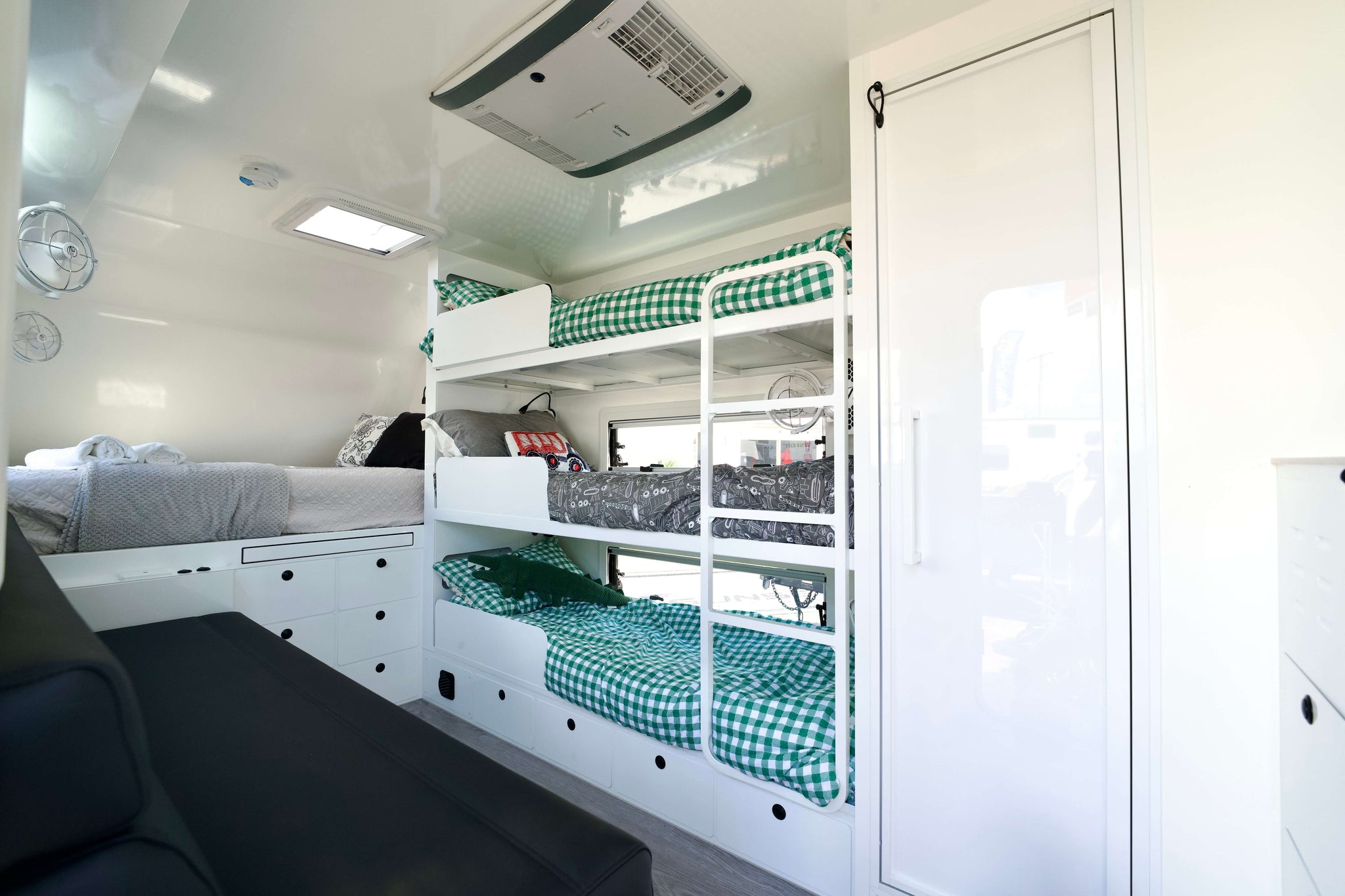 Nirvana 16' Bunk Layout – Vision RV Sunseeker